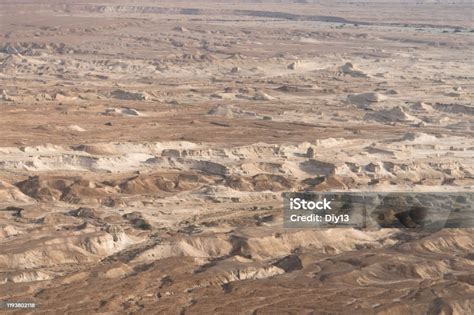 유대 사막 의 모래와 경치 가시 멀리서 볼 수 있습니다 갈색 베이지 색 테라코타 색상의 고르지 않은 땅 표면 중동 사막의 건조하고 생명이 없는 토양 0명에 대한 스톡 사진
