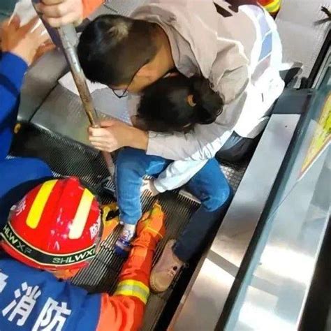 扶梯咬人，乘坐扶梯要注意安全！成功救援好孩子