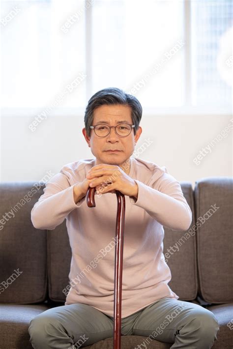 노인 성인 독거노인 노인문제 실버라이프 걱정 걱정 어두운표정 외로움 컨셉 고독 이미지