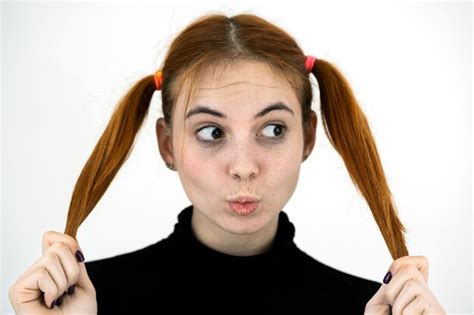 Ciérrese encima del retrato del adolescente bonito del pelirrojo que da