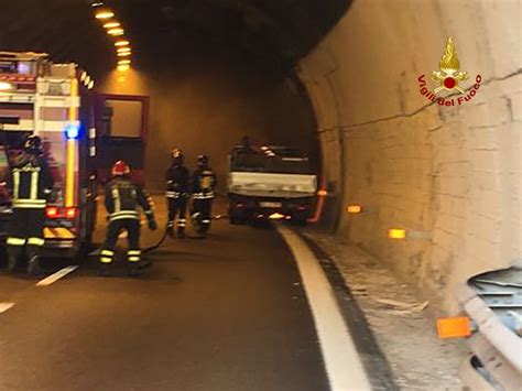 Il Furgone Incendiato Questa Mattina Sull Autostrada A 12 TWebNews
