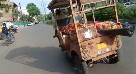 Mp Viral Video E Rickshaw Carries Dead Body In Gwalior As Kin Cite