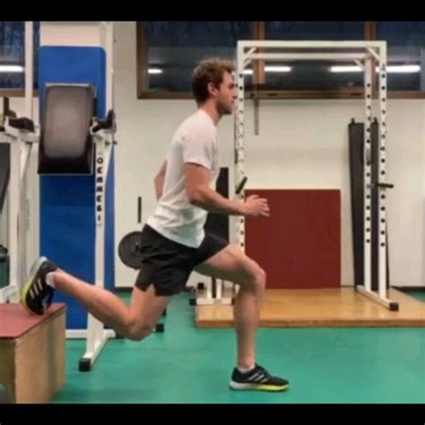 Bulgarian Split Squat By Timon Jona Martin Exercise How To Skimble