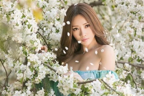 柳岩 淡绿色低胸爆乳孔雀薄纱裙 早期写真 图片分享 知乎