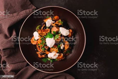 바삭한 가지와 토마토 코티지 치즈 향신료 허브 참깨 해바라기 씨앗 그루지야 요리 사람 없음 0명에 대한 스톡 사진 및 기타