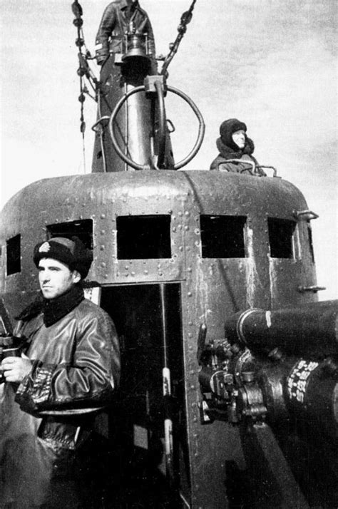 Командир торпедной группы подводной лодки К 22 старший лейтенант Г М Тищенко у носового 45 мм