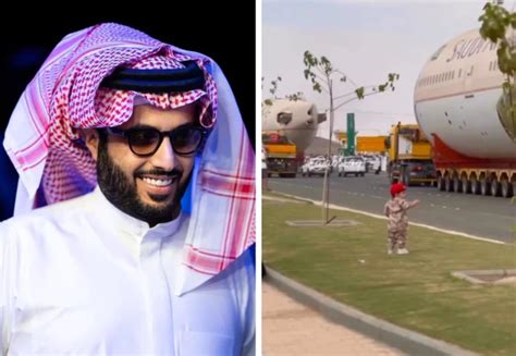 تركي آل الشيخ يعلن عن فوز طفل يرتدي الزي العسكري أثناء احتفاله بمرور