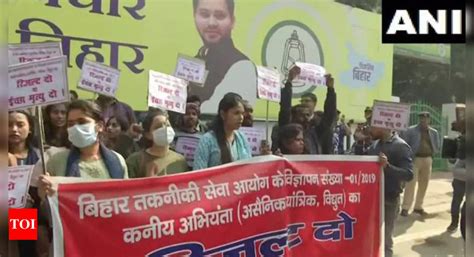 Police Lathi Charge Protesting Candidates Near Btsc Office In Patna