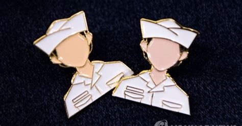천안함 기억 배지 만든 여고생 2명 수익금 772만원 해군 기부