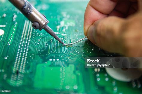 기술자가 컴퓨터 회로 기판의 전자 를 수리하기 위해 납땜 인두를 사용하고 있습니다 Cpu에 대한 스톡 사진 및 기타 이미지 Cpu Stem 주제 개념 Istock