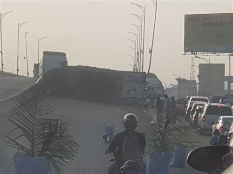 Fallen Truck Creates Heavy Traffic On Accra Kumasi Highway