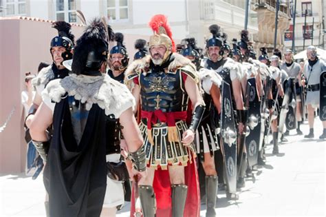 Arde Lucus 전통 축제 행에 행진 하는 로마 군인 갈리시아에 대한 스톡 사진 및 기타 이미지 갈리시아 갑옷 거리