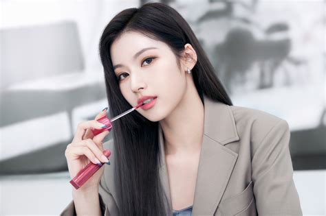 Twice・サナがモデルの「wakemakeウェイクメイク」からアイシャドウパレット・リップ・クッションファンデ登場！ Actress