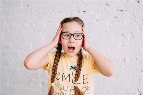 흰색 벽돌 벽에 고립 된 긴 머리를 가진 안경에 귀여운 겁에 질린 트윈 소녀 갈색 머리에 대한 스톡 사진 및 기타 이미지 갈색 머리 감정 긴 머리 Istock