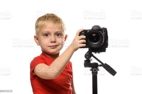 금발의 소년 촬영 비디오 에 Dslr 카메라 전면 뷰입니다 흰색 배경 격리 금발 머리에 대한 스톡 사진 및 기타 이미지 금발