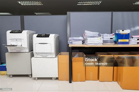 책상 위에 프린터 비즈니스 문서 쌓기 및 책상 아래 골판지 상자가 쌓입니다 컴퓨터 프린터에 대한 스톡 사진 및 기타 이미지