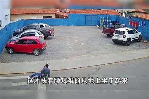 男子刚下车，突然路边就冲过来一条狗，下一秒别笑！男子