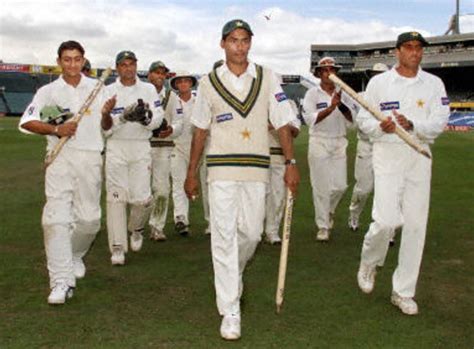 mohammad sami is applauded off the field