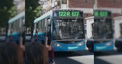 Increíble Video Una Mujer Le Tiró Piedras A Un Colectivo De La Línea