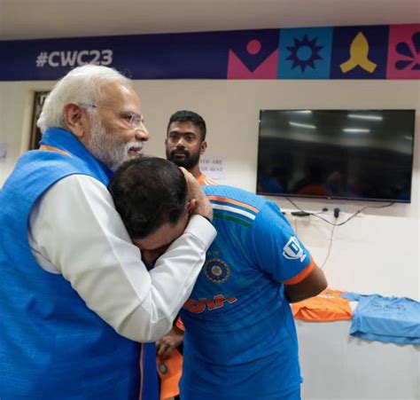 पीएम मोदी से गले लगकर रो पड़े शमी रूला देंगी ये तस्वीरें जब ड्रेसिंग