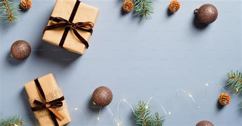 크리스마스 선물과 파스텔 블루 배경에 소나무 가지가 있는 장식 플랫 레이 평면도 크리스마스 프레임입니다 최소한의 스타일 사진 Unsplash의 전나무 이미지