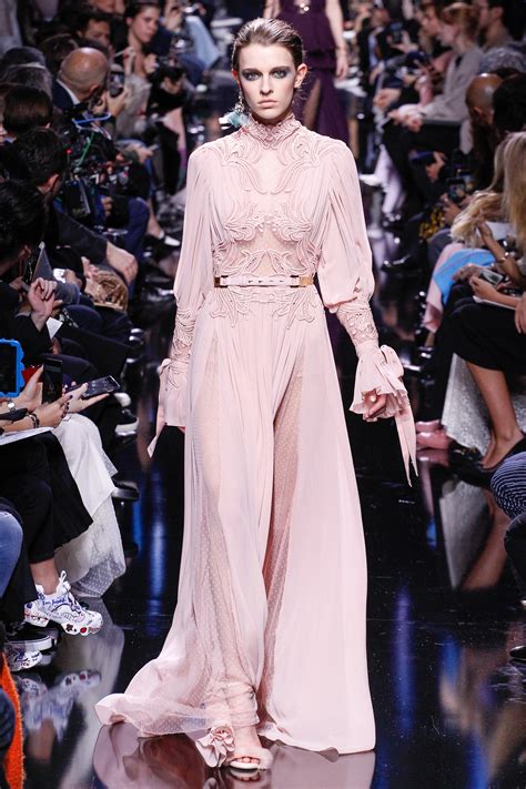 Kate Middleton choisit une robe rose Elie Saab pour sa tenue d invitée