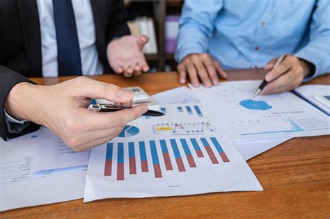 성공적인 성장 이익을 위한 비즈니스 메이킹의 회의 및 전략에서 투자 아이디어 마케팅 기획 및 프리젠 테이션 금융 프로젝트에 대한 비즈니스 임원 협력 컨퍼런스 계획에 대한