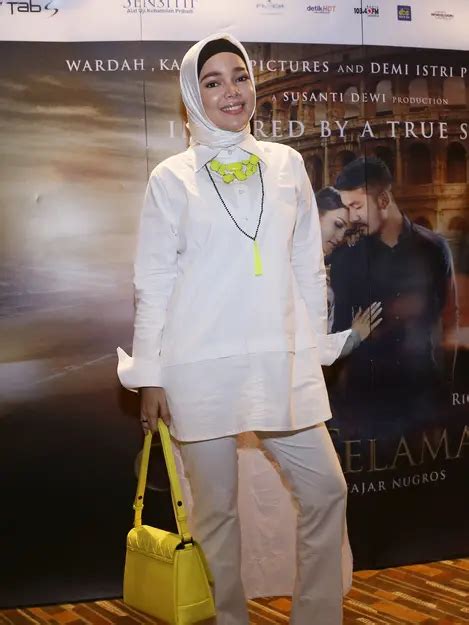 Dewi Sandra Berhijab