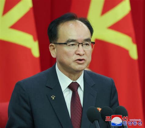 김정은 배지 첫 포착단독 우상화 작업 박차