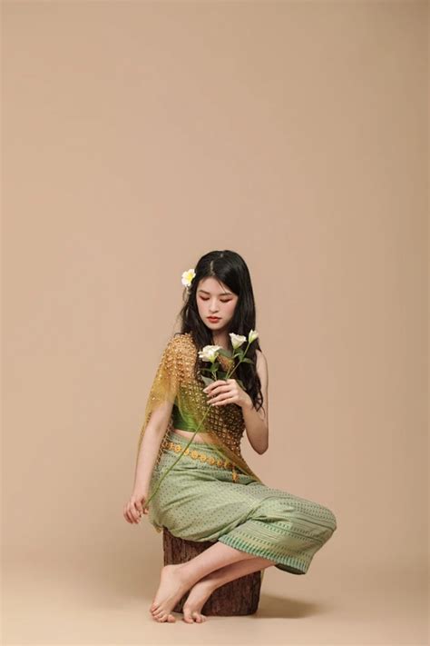 傣族姑娘手捧花少数民族服饰女性人物摄影图图片海报设计 下载请至来源处图片素材 花瓣网