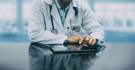 병원 사무실에서 태블릿 컴퓨터로 테이블에 앉아 있는 남성 의사 의료 의료진 및 의사 서비스 사진 Unsplash의 진료소 이미지