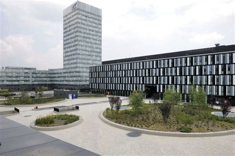 화이트와 그레이 그리고 블랙 패널이 이루는 감각적인 패턴 디자인은 파사드를 결정짓는 중요한 디자인 요소이자 건축물 내부를 외부환경으로 부터 보호하는 역활을 수행하는