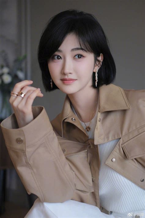 景甜穿粉色蝴蝶结吊带裙 身材婀娜多姿笑容甜——上海热线娱乐频道