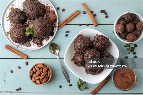 액체 초콜릿과 계피 스틱 커피 원두 아몬드가 있는 초콜릿 아이스크림은 파란색 나무 배경에 있습니다 평면도 선데에 대한 스톡 사진 및 기타 이미지 Istock