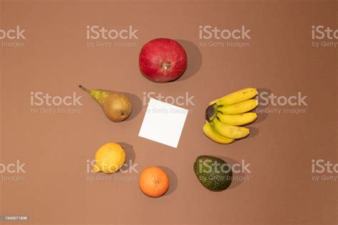갈색 배경에 흰색 종이와 신선한 과일로 만든 여름 열대 레이아웃 최소한의 평평한 평지 0명에 대한 스톡 사진 및 기타 이미지