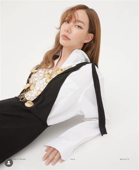 “เต้ย จรินทร์พร” แซ่บสะกดทุกสายตา สวมเสื้อลูกไม้ซีทรูแหวกอกอวดอึ๋ม โชว์หน้าท้องขาวจั๊วะ