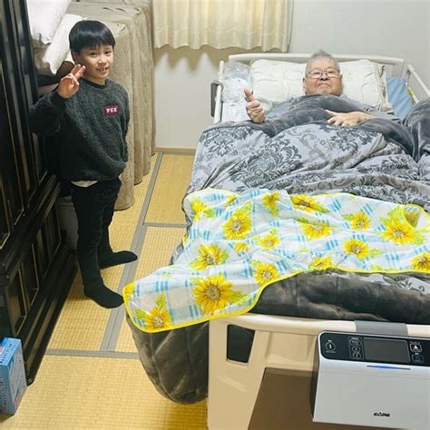ココリコ・遠藤の妻、父親が緩和ケア病棟から約2カ月ぶりに帰宅「孫たちにも会えて嬉しそうだった」 エンタメ話題 Abema Times