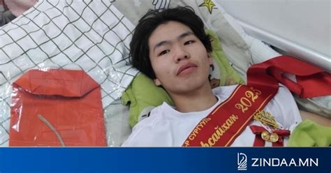 Хавдартай тэмцэж буй хүүд ангийнхан нь хонхны баярын тууз хонхыг нь зүүж өгчээ