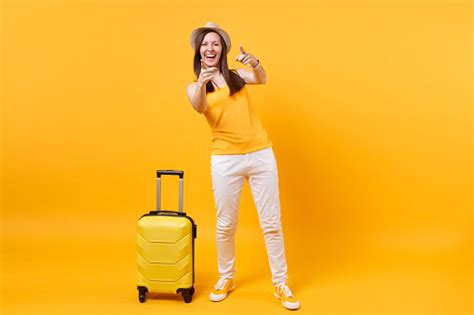 여행자 관광 여자 여름 캐주얼 옷 가방 노란색 오렌지 배경에 고립 된 모자 여성 승객 주말도 주에 여행을 해외 여행 공기 비행 여행 개념입니다 Unmanned