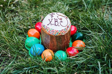 잔디에 그려진 장식 부활절 케이크와 계란 상단 보기 복사 공간 0명에 대한 스톡 사진 및 기타 이미지 0명 개체 그룹 계절 Istock