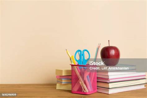 나무 테이블에 책과 문구류가 있는 구성 학교 개념으로 돌아 가기 0명에 대한 스톡 사진 및 기타 이미지 0명 9월 가위