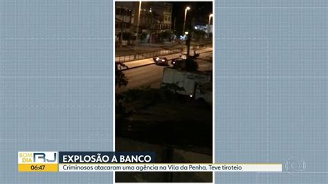 Bandidos explodem agência bancária na Vila da Penha Bom Dia Rio G1
