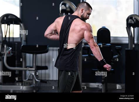 Portrait Dun Jeune Homme En Bonne Forme Physique Montrant Son Corps