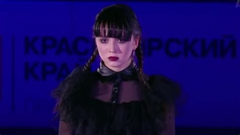 Patinadora Artística Recreó La Rutina De Baile De Merlina En Viral