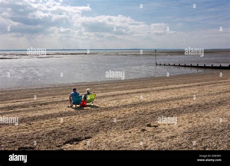 Paar Alleine Am Strand Fotos Und Bildmaterial In Hoher Auflösung Alamy