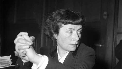 Mathilde Carré Alias La Chatte Agente Double Voire Triple Pendant