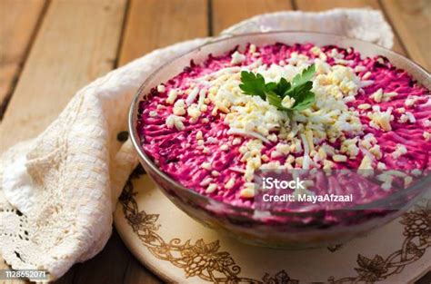 파 슬 리와 흰 접시에 모피 코트에서 전통적인 러시아 청 어 0명에 대한 스톡 사진 및 기타 이미지 0명 건강한 식생활