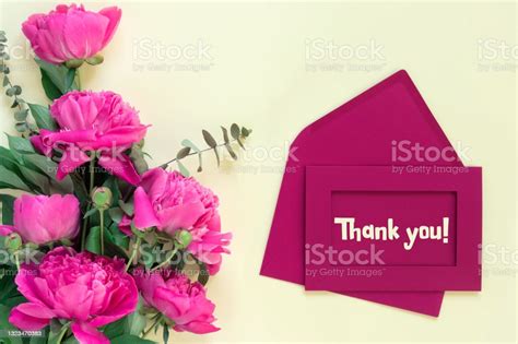 노란색 종이 배경에 봉투와 편지아름다운 섬세한 분홍색 모란 카드에 편지를 보내 주셔서 감사합니다 감사에 대한 스톡 사진 및 기타