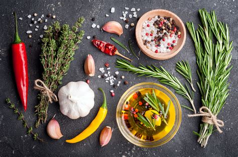 향미료와 나물입니다 로즈마리 칠리 후추 마늘 올리브 오일 소금 후추에 어두운 표 요리 재료입니다 귀하의 제조 법에 대 한 공간을 복사 건강한 식생활에 대한 스톡 사진 및