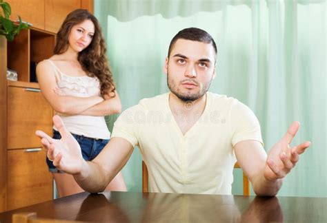 Pelea De La Familia En Casa Foto De Archivo Imagen De Lazo Muchacha